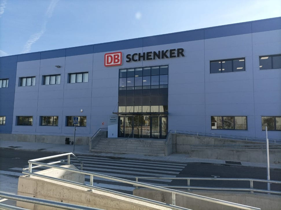DB Schenker implements groundbreaking automated e-commerce logistics ...